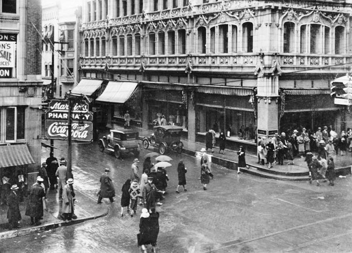 A Rainy Day at Main and Akard — 1932 | Flashback : Dallas